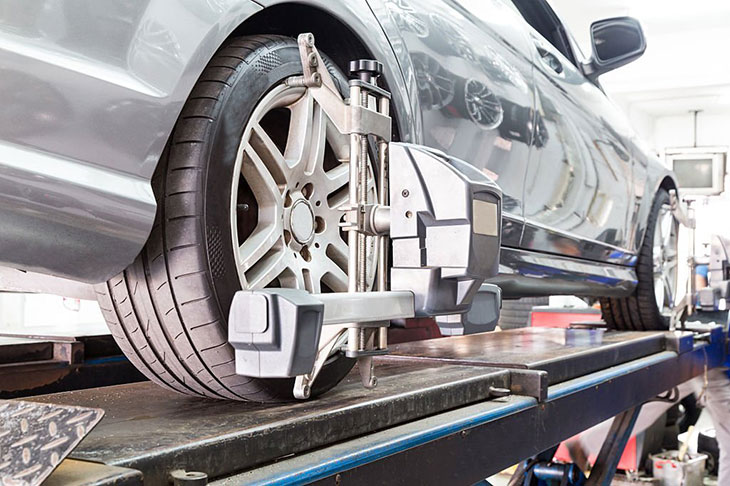 Car Drifts To The Right After Alignment: 8 Common Causes & Fix